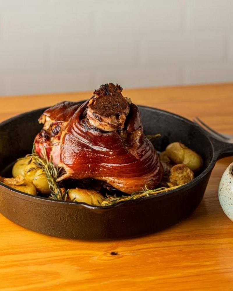 SMOKED PORK KNUCKLE WITH MINI POTATOES AND FRESH SALAD - Suinco